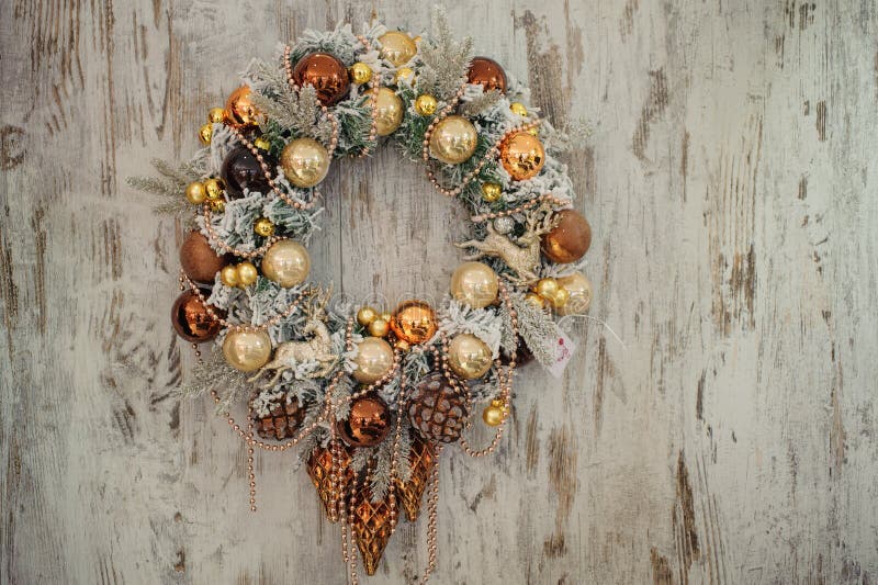 Julkrans Med Guld- Garneringar Arkivfoto - Bild av band, dörr: 63398114