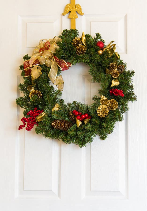 Julkrans på dörren fotografering för bildbyråer. Bild av december ...