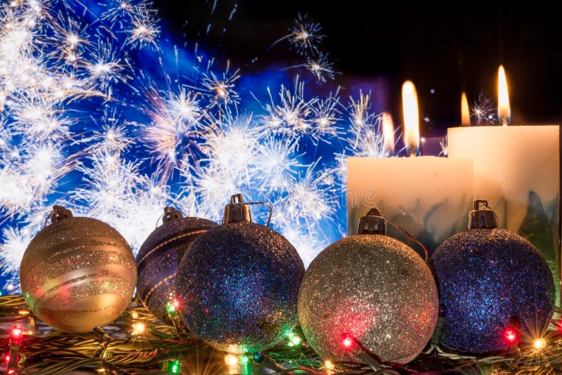 Julpynt och fyrverkerier arkivfoto. Bild av december - 80684638