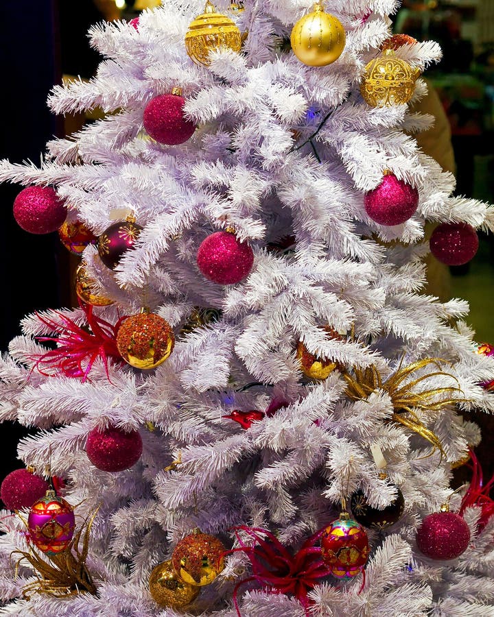 Vit julgran arkivfoto. Bild av xmas, hängen, modernt - 27538744