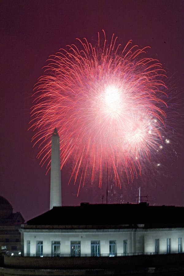 July 4 Fireworks and Washington Monumen Editorial Photography - Image ...