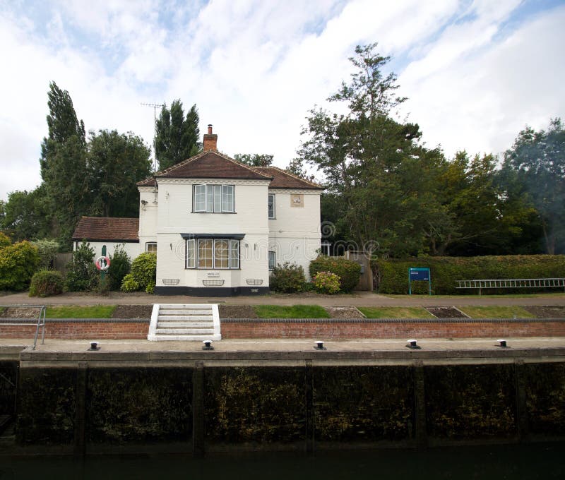 25 July 2020 - Marlow, UK: Canalside Cottage with Steps and Gardens ...