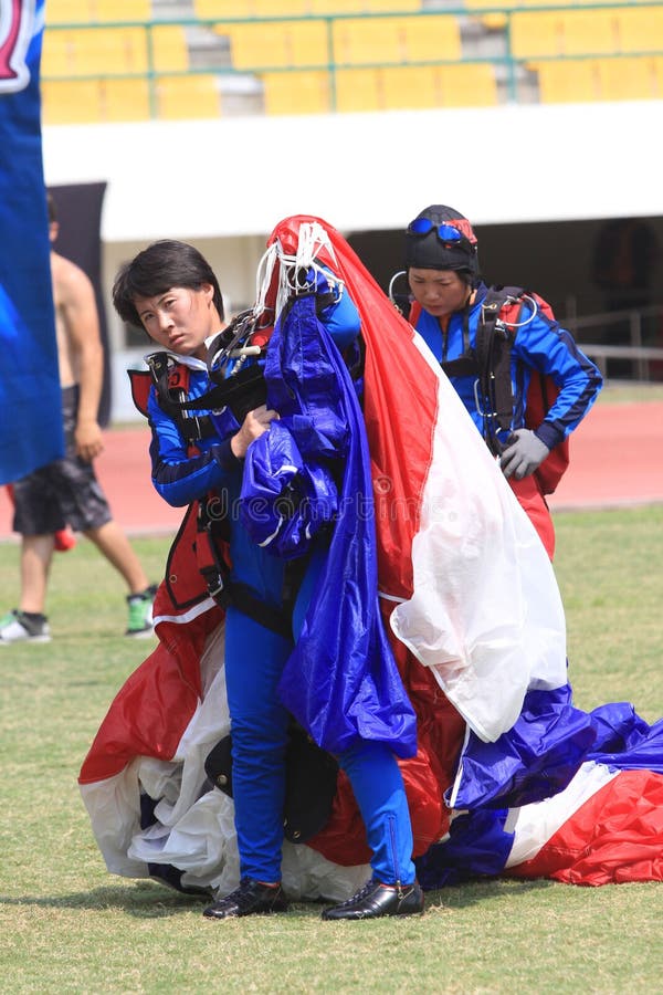 Jumpers folded parachute editorial photography. Image of solo - 44765147