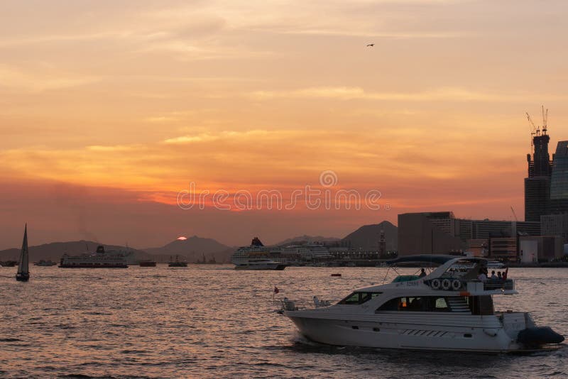 22 June 2007 View of Kowloon from Wan Chai Waterfront Promenade ...