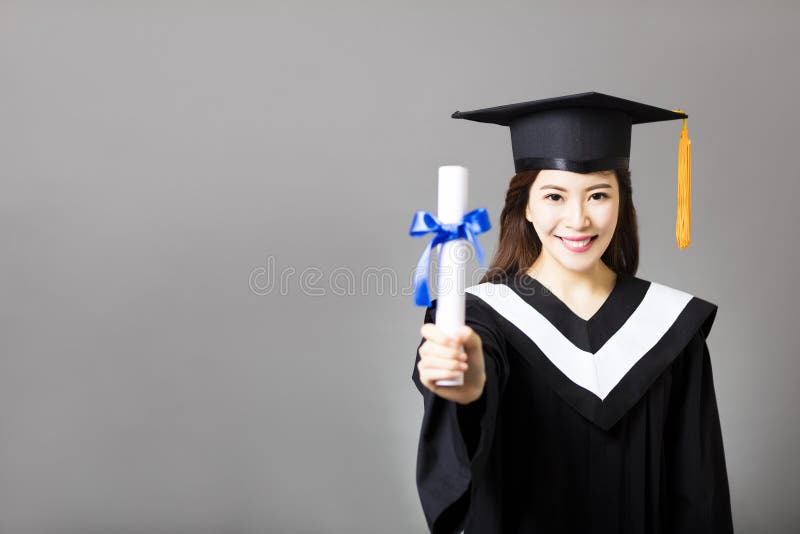 Jungakademiker, Der Das Diplom Zeigt Stockbild - Bild von frau ...