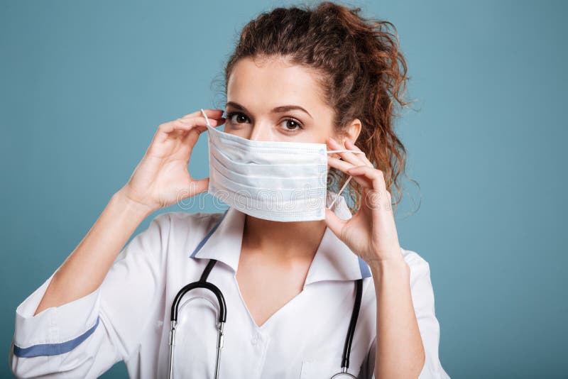 Junge Arzthelferin Oder Doktor, Die Auf Die Schutzmaske Sich Setzen ...