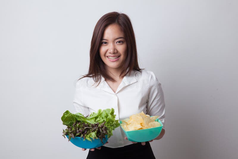 Junge Asiatin Mit Kartoffelchips Und Salat Stockbild - Bild von person ...