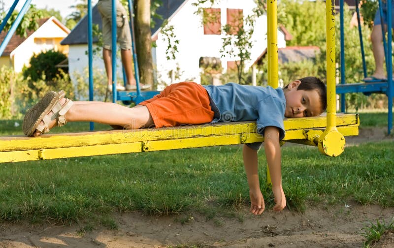 Junge Auf Dem Ständigen Schwanken Stockbild - Bild von spielen ...