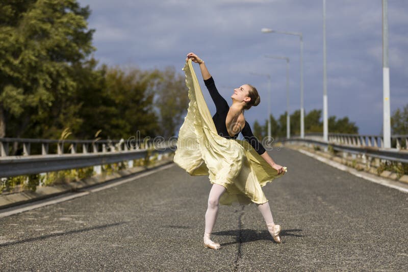 Junge Ballerina Tragende Violette Trikotanzug- Und Pointeschuhe ...