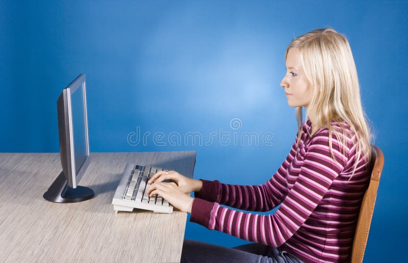 Junge Blonde Frau am Computer Stockfoto - Bild von besetzt ...