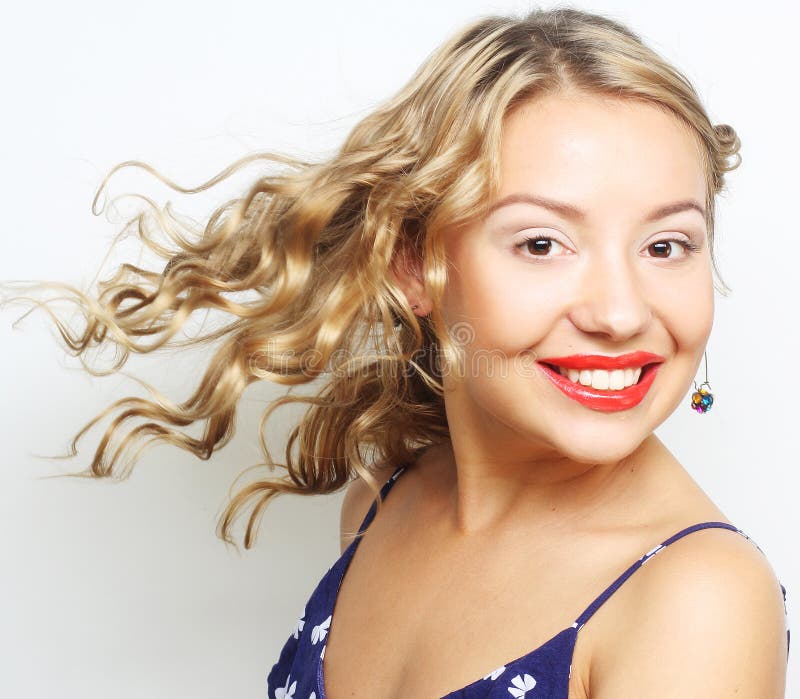 Junge Blonde Frau Mit Dem Gelockten Haar Stockbild Bild Von Glück