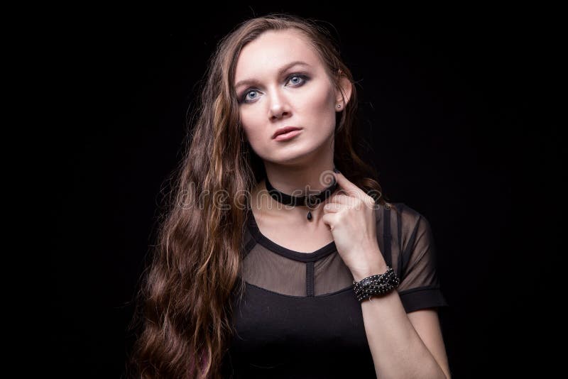 Junge Blonde Frau Mit Dem Langem Haar Und Halsband Stockfoto - Bild von ... Junge Blonde Frau Mit Dem Langem Haar Und Halsband Stockfoto - Bild von ...