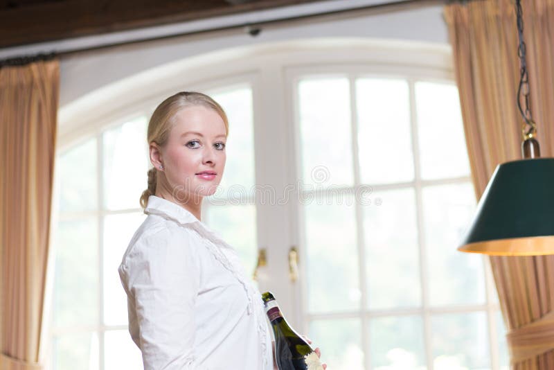 Junge Blonde Kellnerin in Einem Restaurant Stockbild - Bild von ...