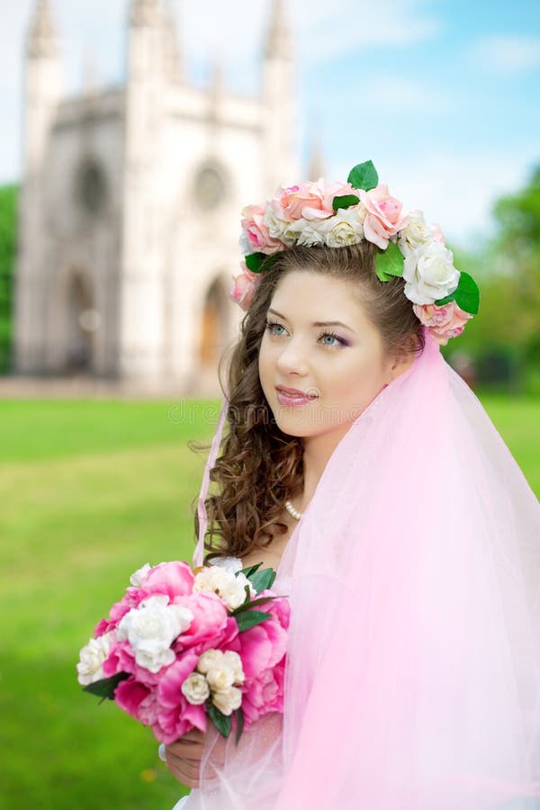 Junge Braut in Einem Kranz Von Blumen Stockbild - Bild von verfassung ...