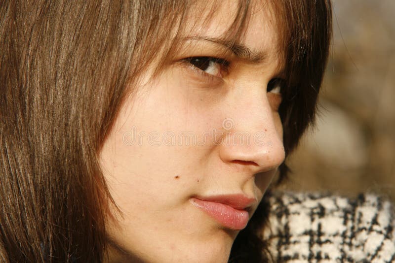 Junge Brunettefrau, Die Misstrauisch Schaut Stockfoto - Bild von ...