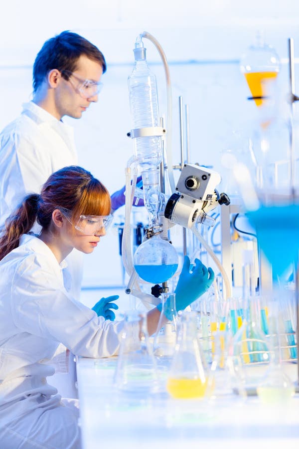 Junge Chemiker im Labor stockbild. Bild von biologie - 29480221