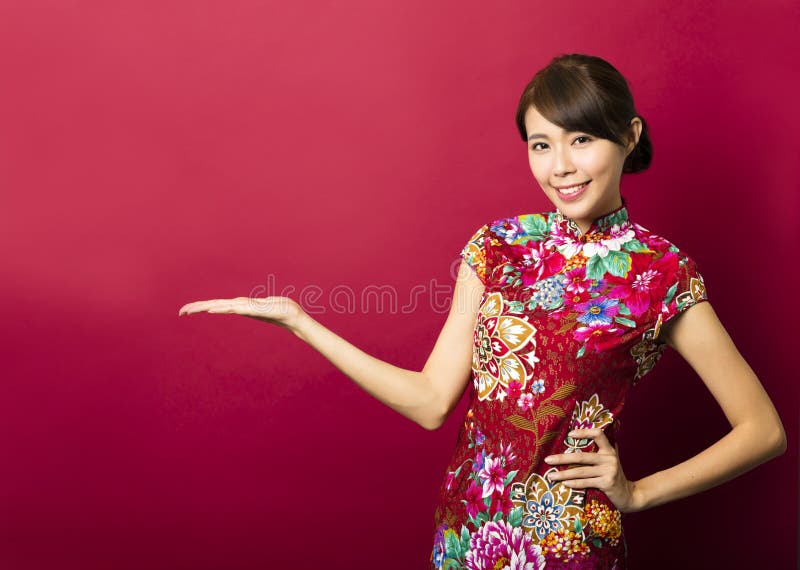Junge Chinesische Frau Mit Dem Zeigen Von Geste Stockbild - Bild von ...