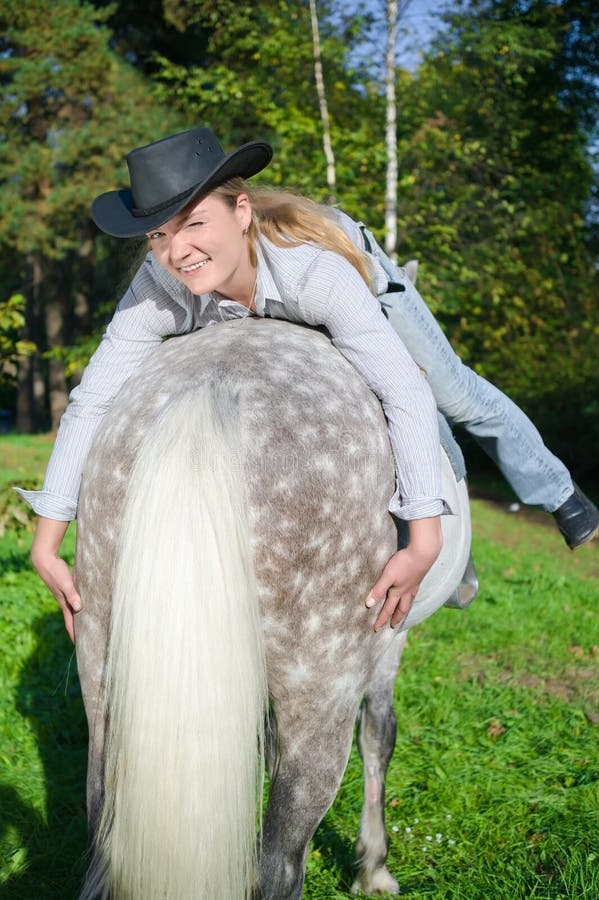 Junge Dame, Die Ein Pferd Reitet Stockfoto - Bild von freizeit, frauen ...
