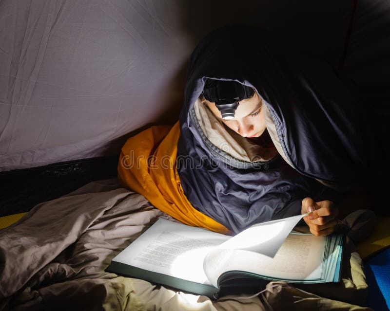 Junge, Der Ein Buch Mit Fackel Nachts Liest Stockfoto - Bild von ...