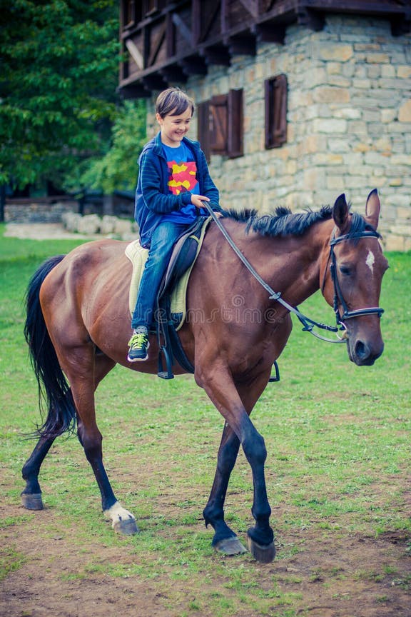 Junge, Der Ein Pferd Reitet Stockbild - Bild von reiten, reiter: 70158295