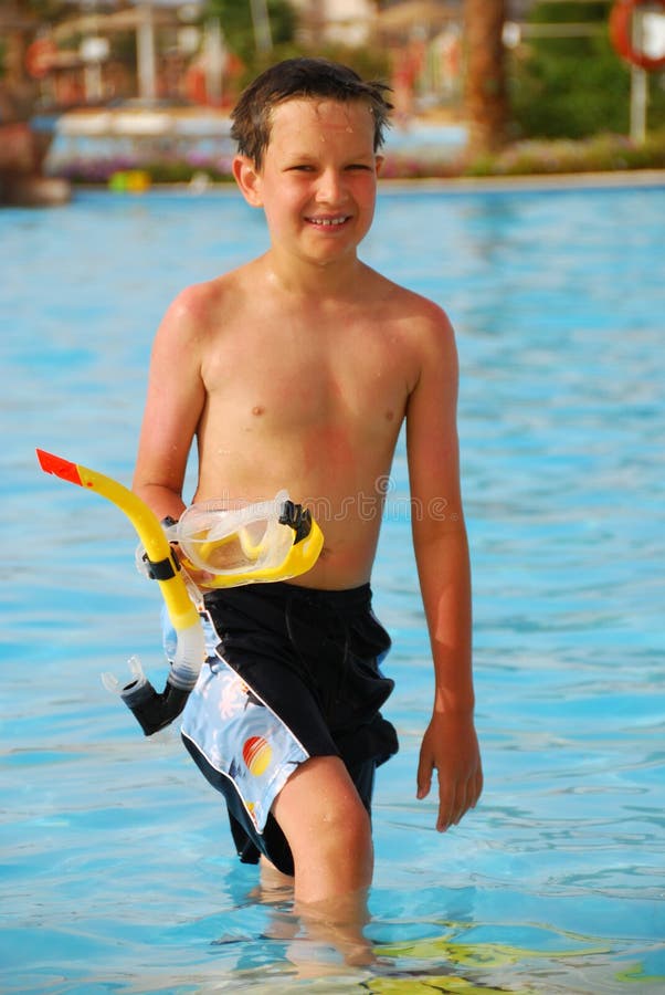 Junge, Der in Einem Pool Steht Stockbild - Bild von schutzbrillen, jung ...