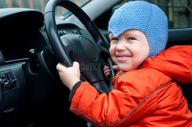 Junge, Der Im Auto Als Der Fahrer Sitzt Stockbild - Bild von kind ...