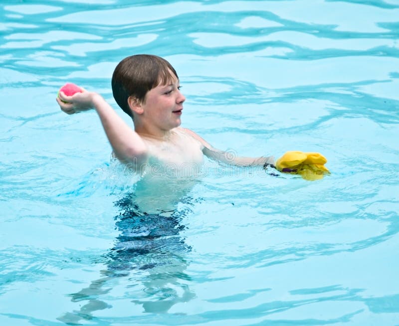 Junge, der im Pool spielt stockbild. Bild von spiele, spiel - 9437579