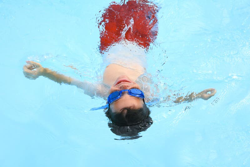 Junge, der im Pool spielt stockfoto. Bild von spiel, baumuster - 4628234