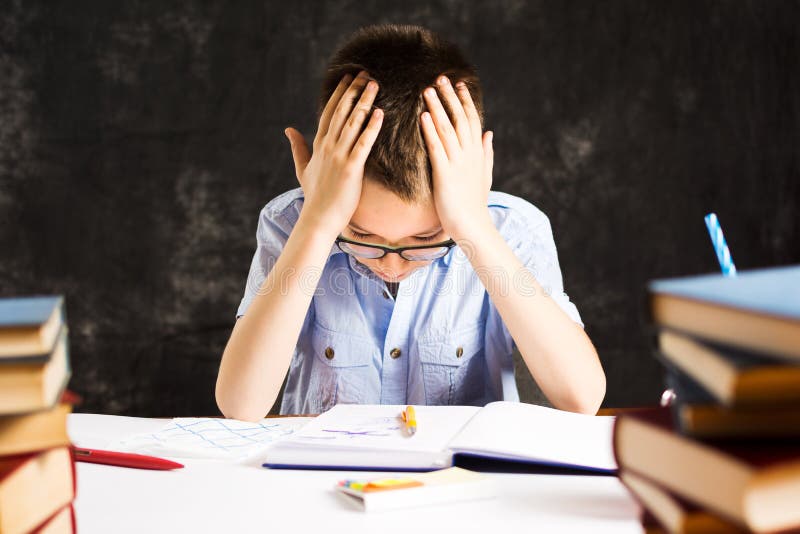 Junge, Der Probleme in Der Vollendenhausarbeit Hat Stockfoto - Bild von ...