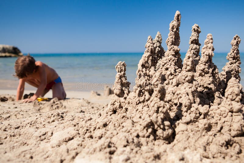 Junge, Der Sandburg Auf Strand Macht Stockfoto - Bild von meeresküste ...