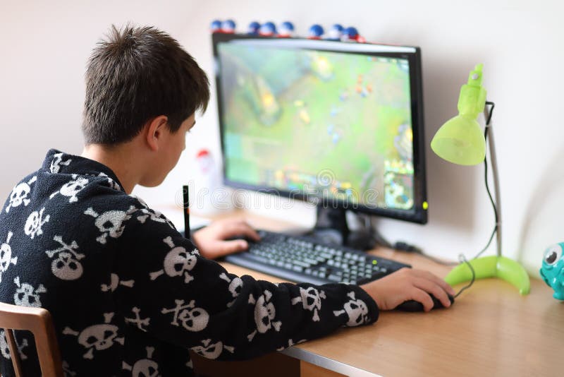 Junge Benutzt Computer Zu Hause, Spielt Spiel Stockfoto - Bild von ...