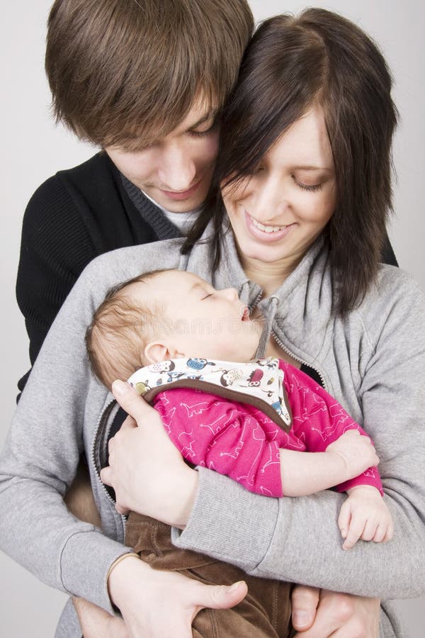 Junge Eltern stockfoto. Bild von freizeit, zusammengehörigkeit - 4899876