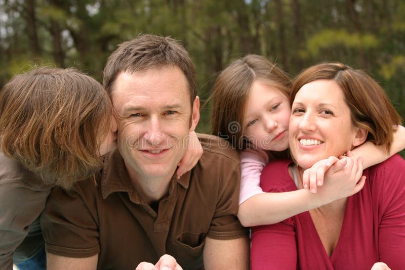 Junge Familie stockfoto. Bild von glücklich, lächeln - 10847438