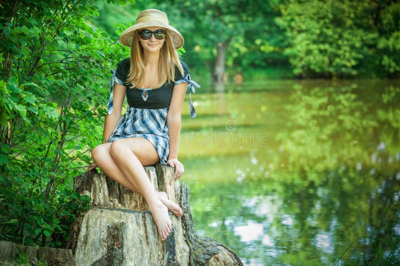 Junge Frau auf Stummel stockbild. Bild von nave, gesicht - 63476991