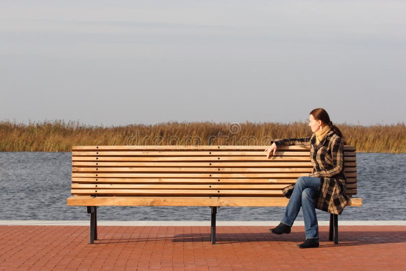 Junge Frau, Die Auf Einer Bank Sitzt Stockfoto - Bild von entspannen ...