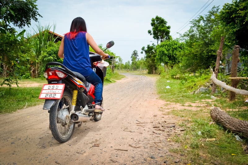Junge Frau, Die Ein Motorrad Reitet Redaktionelles Stockbild - Bild von ...