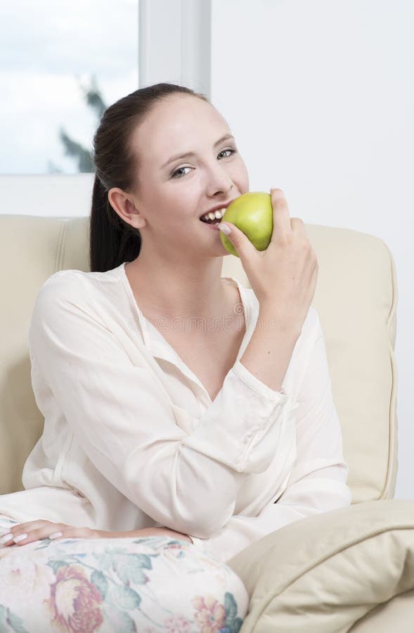 Junge Frau, Die Einen Apfel Isst Stockfoto - Bild von freundlich, frech ...