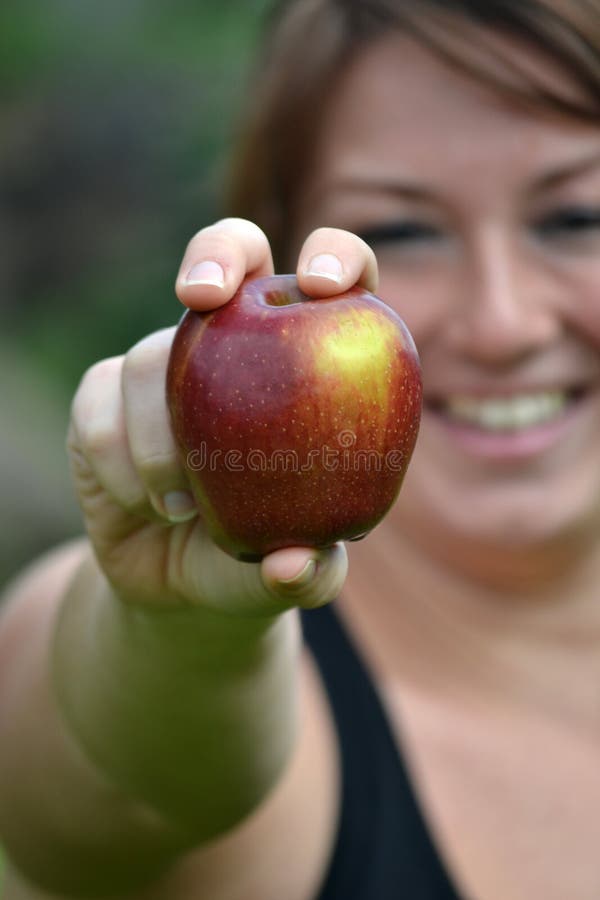 Junge Frau, Die Einen Apfel Startet Stockbild - Bild von freundlich ...