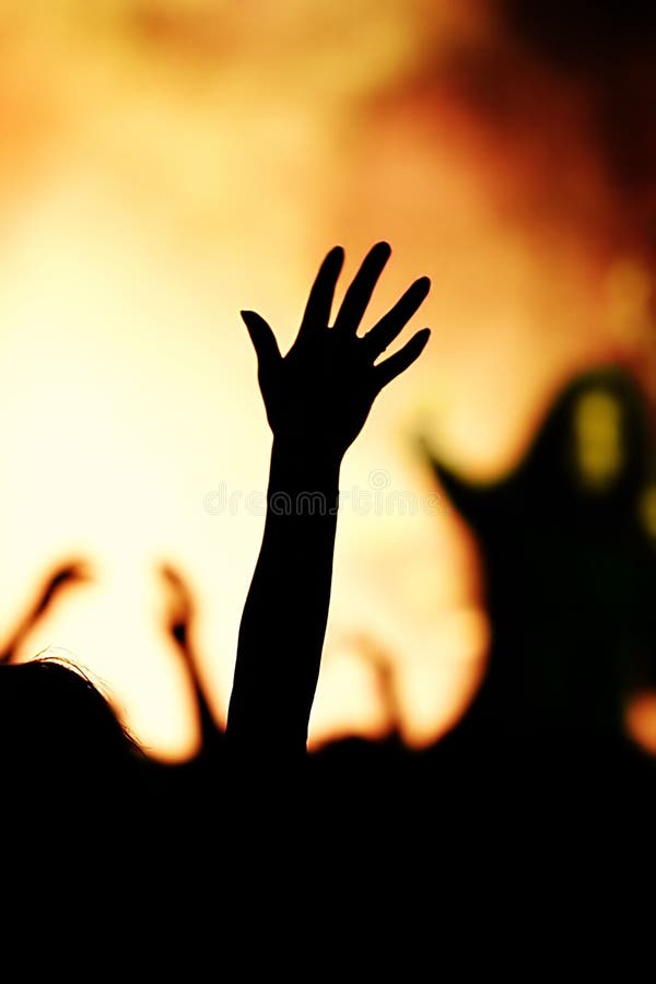 Junge Frau, Die Hand in Der Luft Anhebt Stockfoto - Bild von feier ...