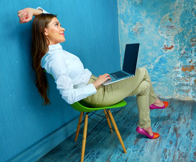 Junge Frau, Die Mit Laptop Arbeitet Stockfoto - Bild von frau, junge ... Junge Frau, Die Mit Laptop Arbeitet Stockfoto - Bild von frau, junge ...