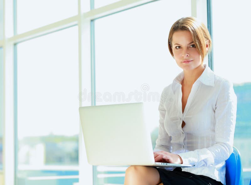 Junge Frau, Die Mit Laptop-Computer Sitzt Stockbild - Bild von ...
