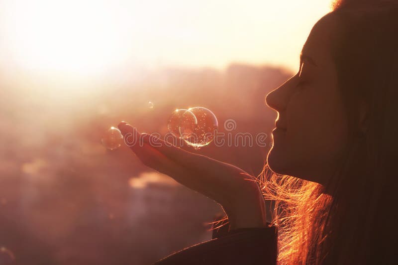 Junge Frau Macht Einen Wunsch. Stockbild - Bild von positiv, profil ...