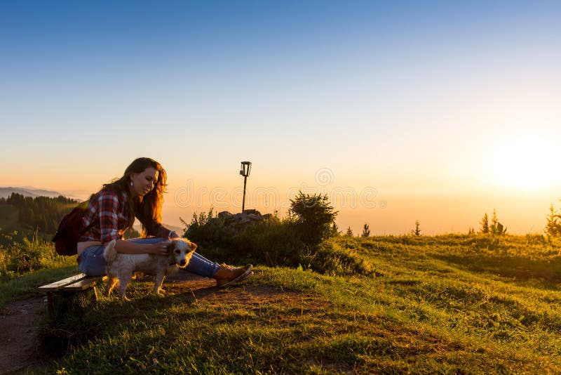 Junge Frau Mit Hund an Einem Sonnigen Tag, Der Im Hochgebirge Wandert ... Junge Frau Mit Hund an Einem Sonnigen Tag, Der Im Hochgebirge Wandert ...
