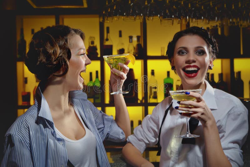 Junge Frauen, Die an Der Bar Trinken Stockbild - Bild von partei ...