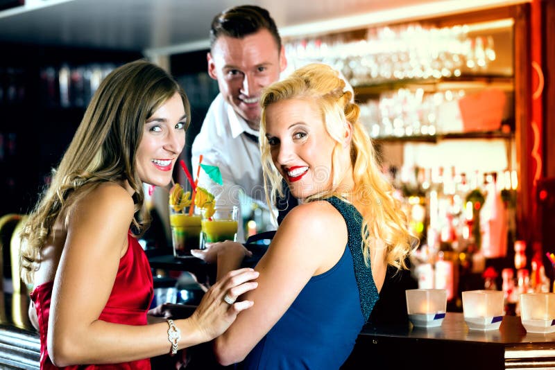Junge Frauen Und Barmixer Im Verein Oder in Der Bar Stockbild - Bild ...