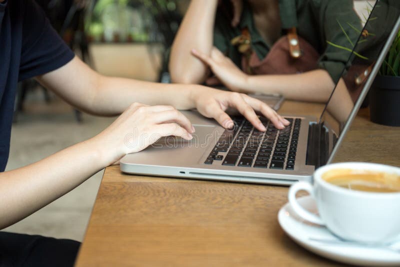 Leute, Die an Laptop-Computer Auf Einem Balkon Arbeiten Stockfoto ...