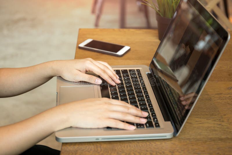 Leute, Die an Laptop-Computer Auf Einem Balkon Arbeiten Stockfoto ...