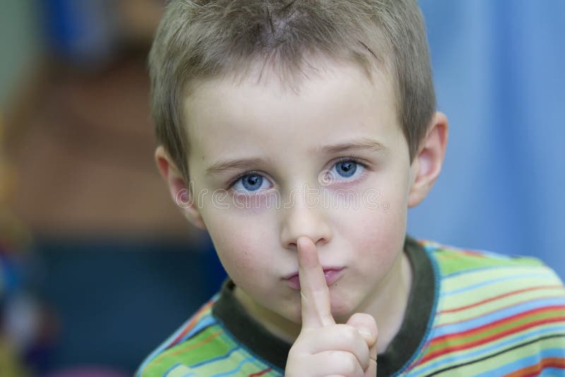 Junge halten leise stockbild. Bild von leise, kind, dünn - 4848251