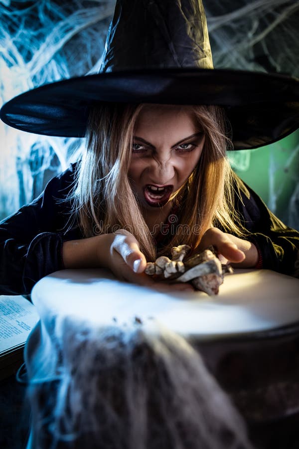 Junge Hexe Kocht Mit Magischem Bouns Stockfoto - Bild von schauen, gift ...