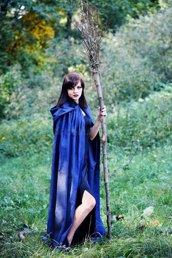 Junge Hexe mit einem Besen stockfoto. Bild von herbst - 75897662